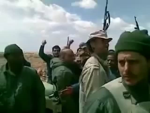 Муттазим Каддафи посещает солдат на фронте в Сирте. Ливия 2011