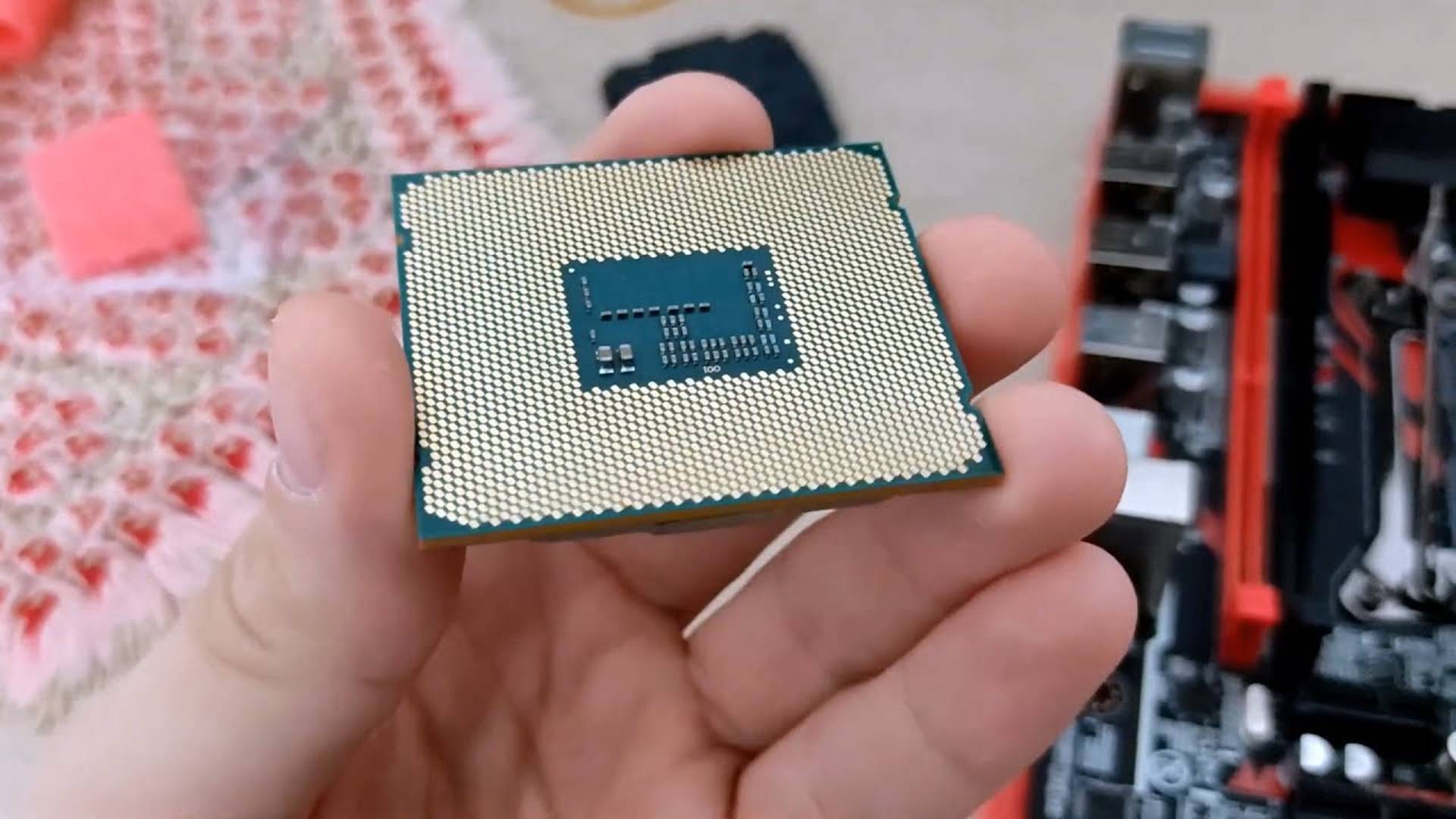 Вставляем ⚡Xeon 2640v3 в мат.плату X99-RS9! Очень аккуратно, боюсь что-нибудь сломать.
