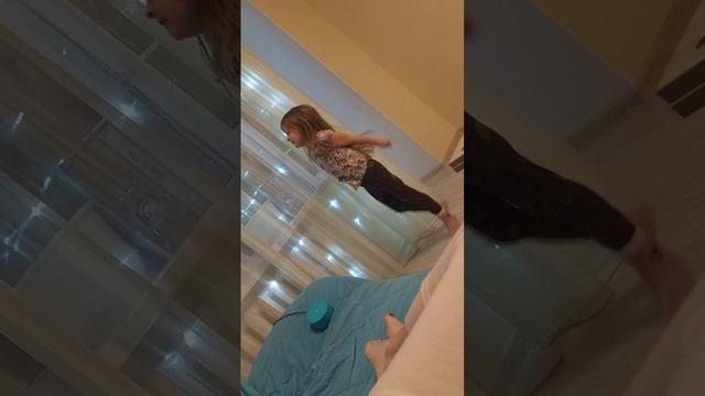 Танцует под песню из новой умной колонки 2