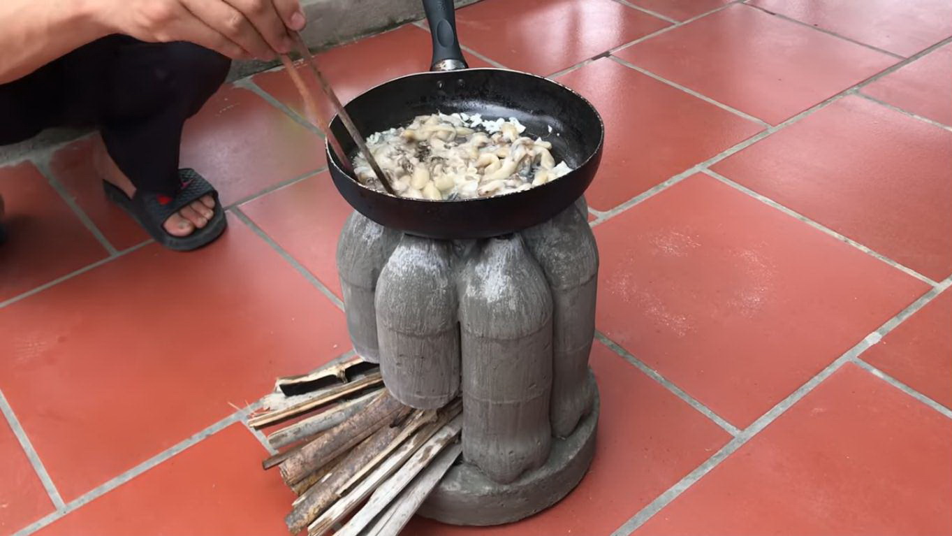 Печь из пластиковых бутылок и ведра