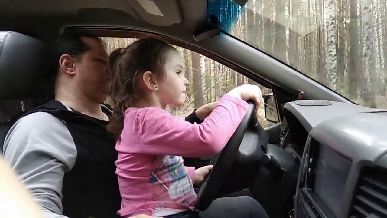 Ева впервые за рулем