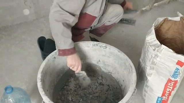 Как развести штукатурку без миксера и размешать вручную – снято на видео