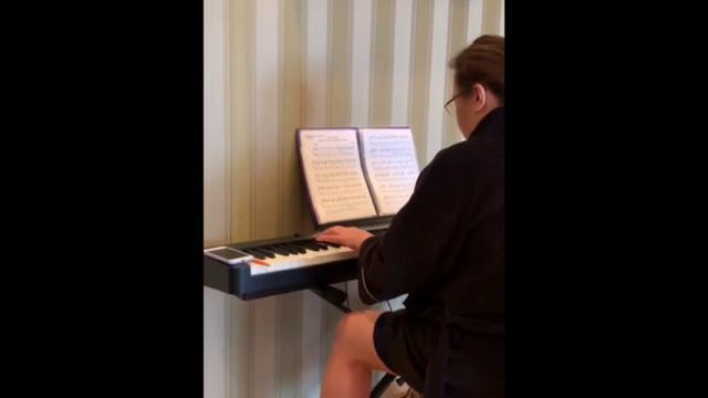 Игра на нашем пианино от Юлии