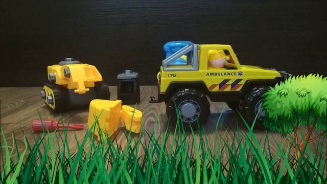 синий трактор по полям