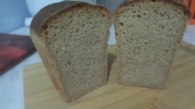 Как перекормить пшеничную закваску на ржаную муку и испечь пшенично ржаной хлеб с отрубями.