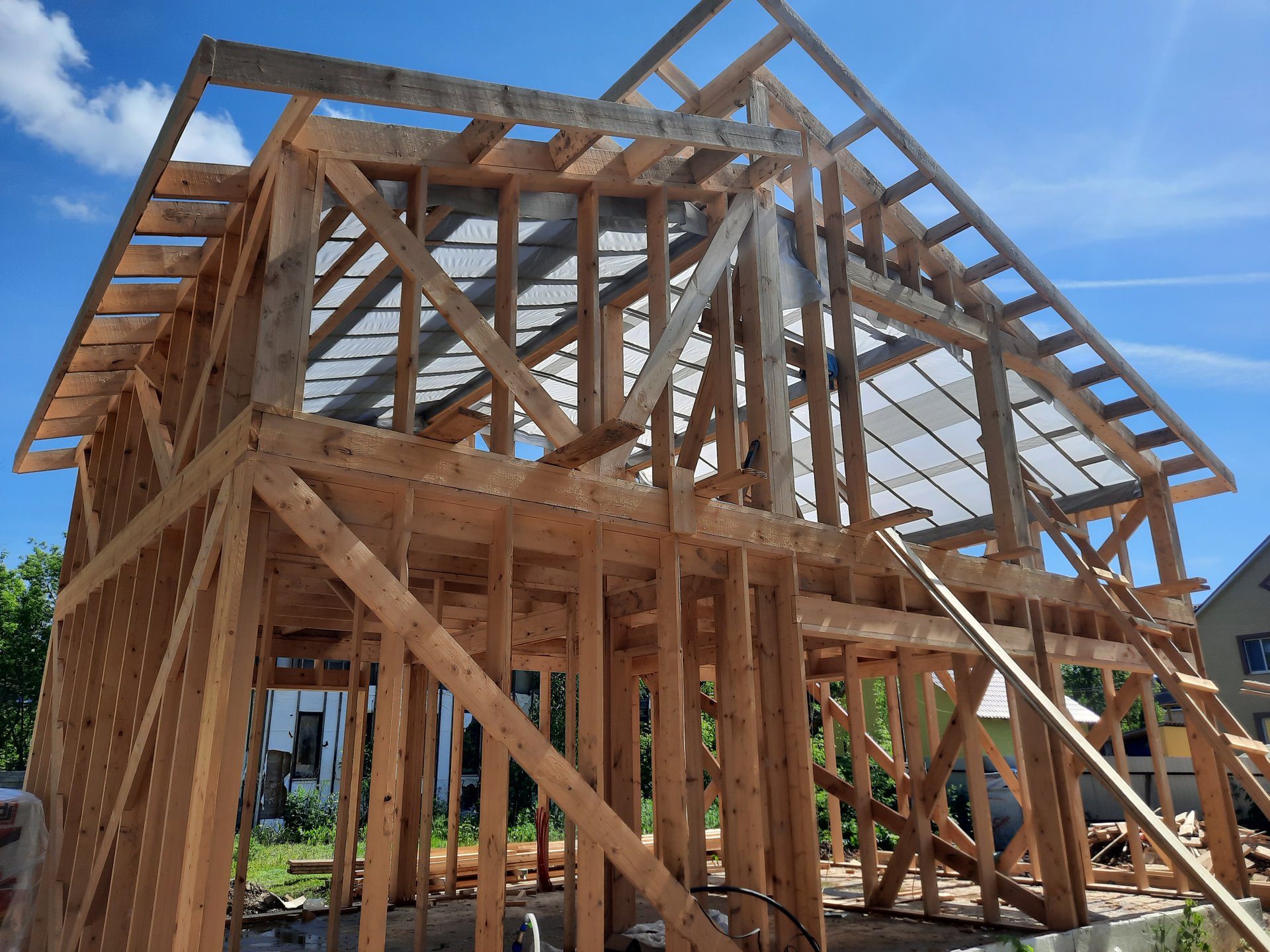 Строительство дома 145 кв.м. с гаражом. Сборка каркасов.