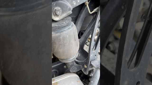 54901 К5 КАМАЗ скрипит задняя подушка кабины