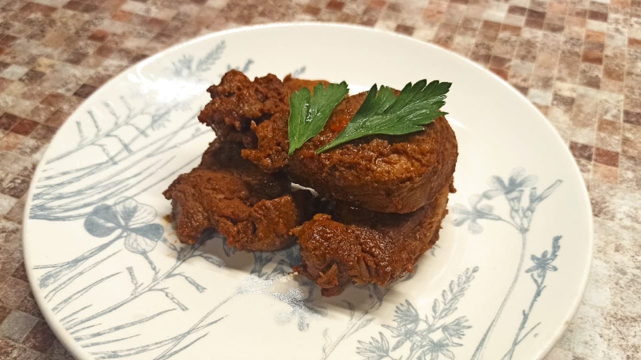 Медальоны из свиной вырезки на сковороде.