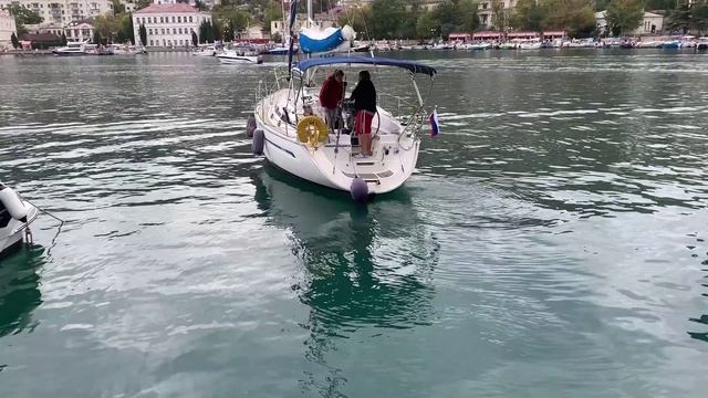 Отход яхты по инерции от пирса