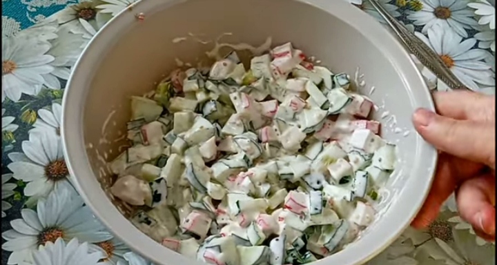 Салат с крабовыми палочками и огурцом, лёгкий, сочный нежный. Семья оценит.