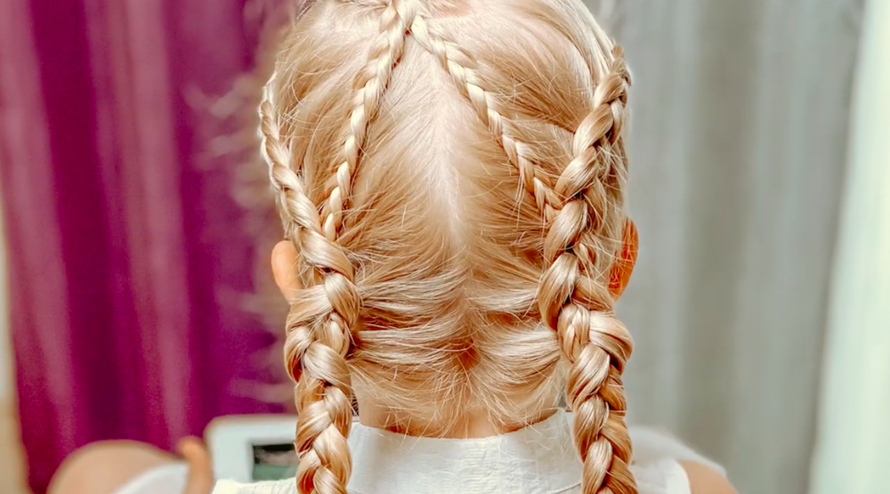 Коса наизнанку с легким оформлением Простые прически