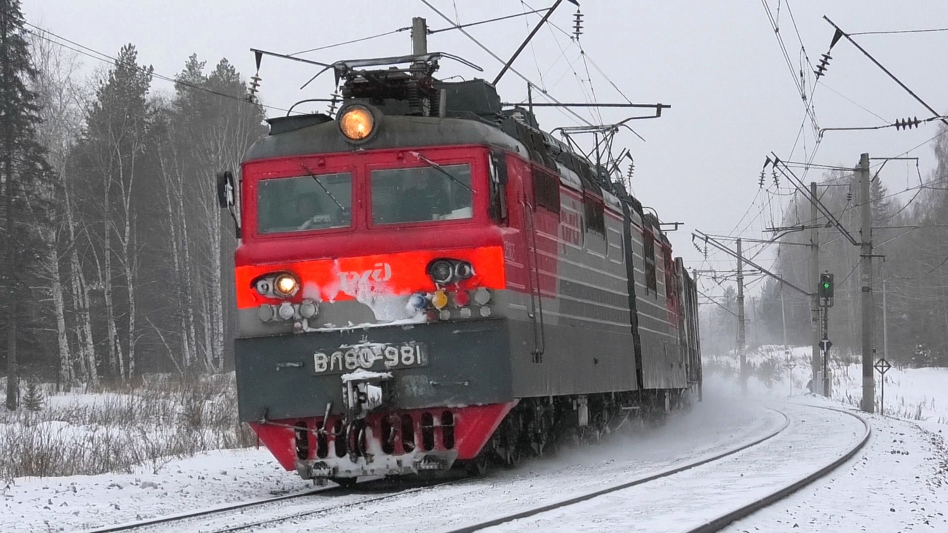 ВЛ80С-981 с грузовым поездом и приветливой бригадой