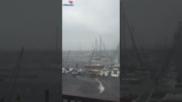 Метеорология - Ветер 82 узла (42 м/с) в марине