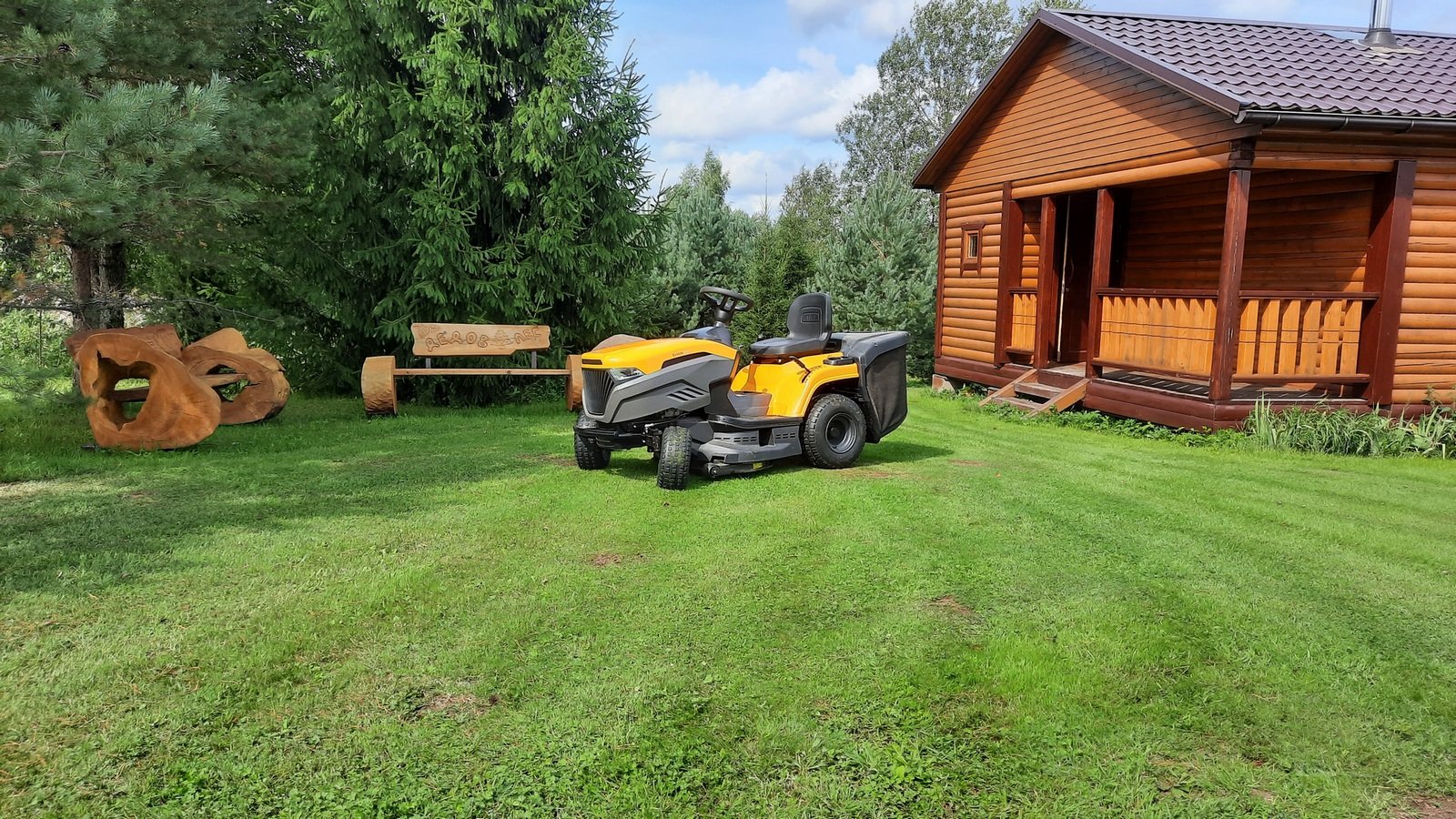 Садовый трактор газонокосилка в работе