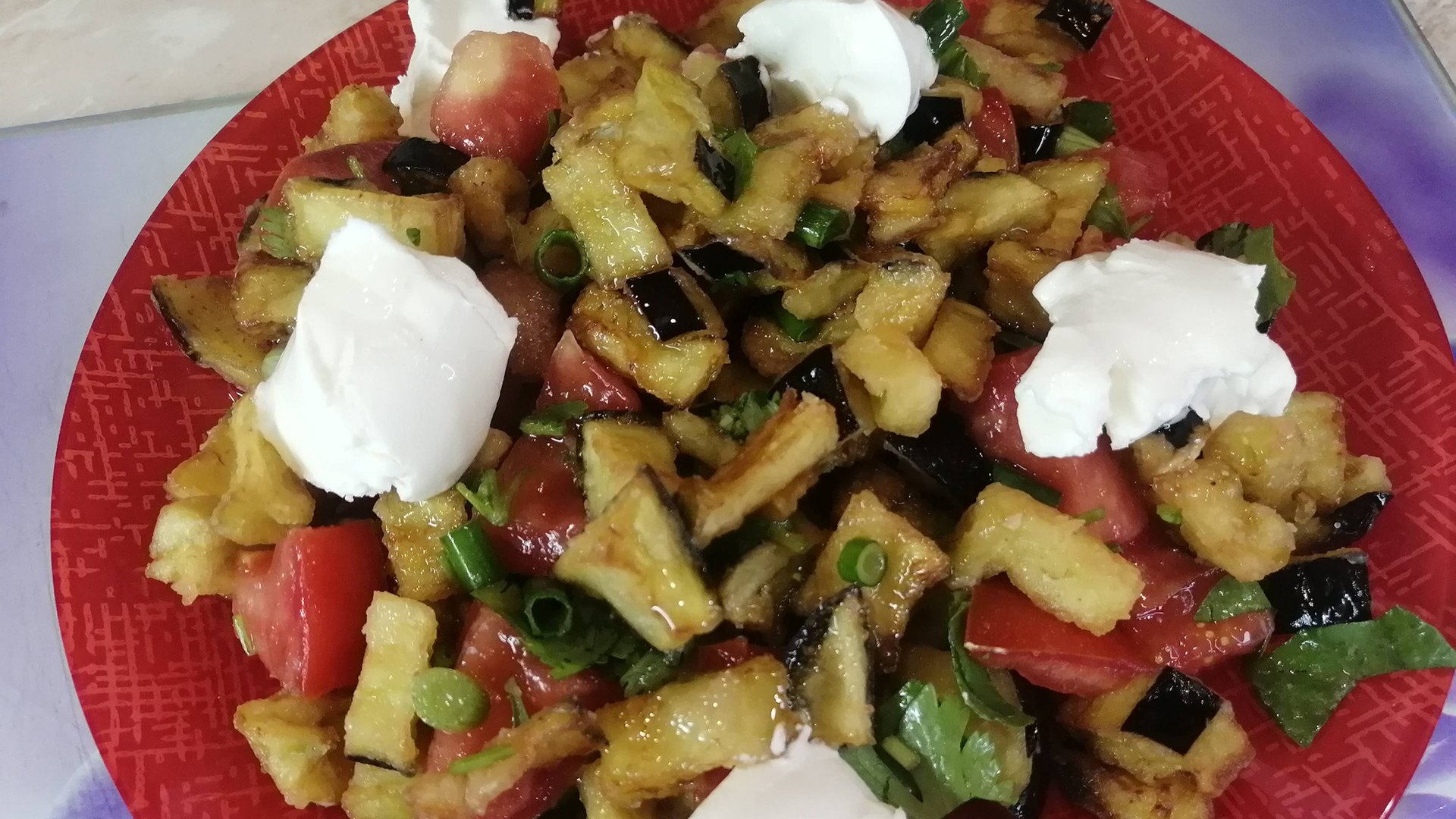 Салат с хрустящими баклажанами и помидорами.Просто и быстро. Это очень вкусно.