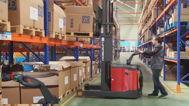 Самоходные штабелеры c выдвижной мачтой грузоподъемностью 1300 кг и 1500 кг высотой подъема до 4.5 м