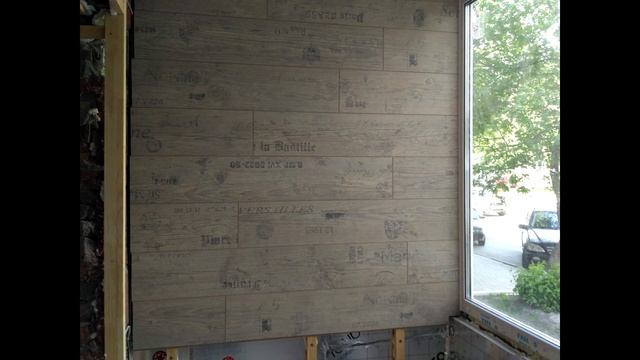 Ламинат "дуб портовый" на стенах на балконе.