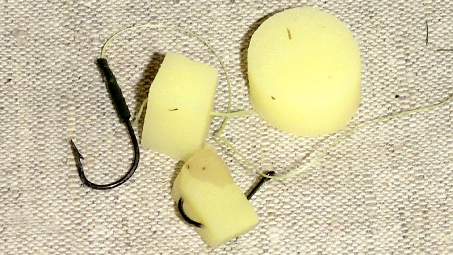 Как насадить картошку на крючок.