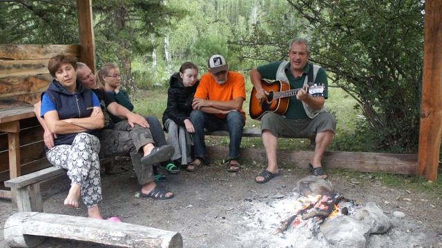 Евгений Воробьев с дворовой песней СВЕЧИ