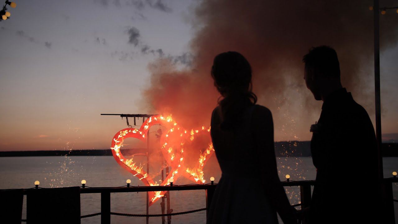 Свадебный фейерверк на фоне заката в Ильичёво