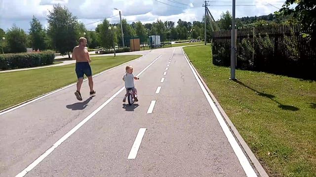 Отдых в парке Красная Пахра летом - кормим уточек, спуск на беговеле и игры на рампе