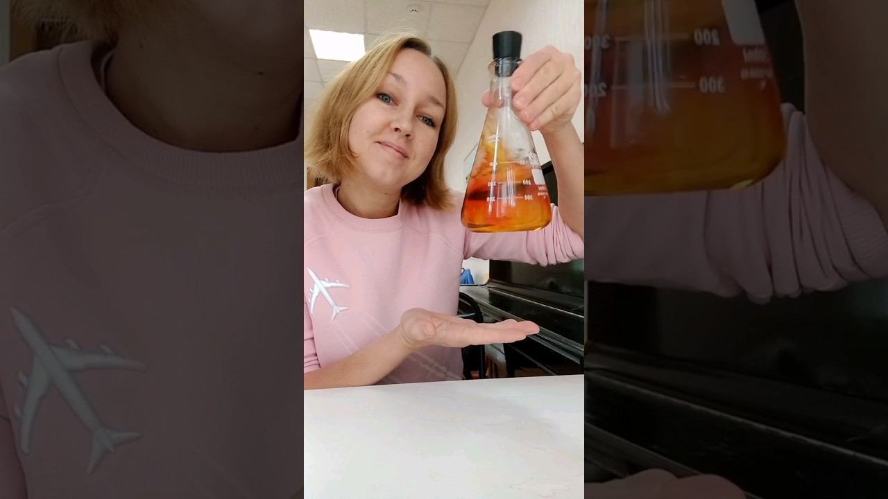 Как вода меняет цвет? Химия или эффект монтажа? #актриса #шоу #art #театр #magic #иллюзия #трюк