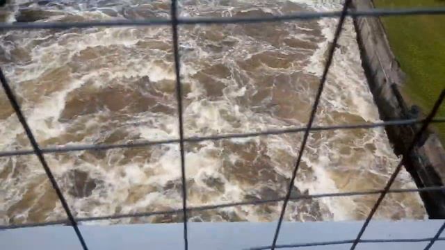 Шлюз # 6 канала им. Москвы, спуск воды