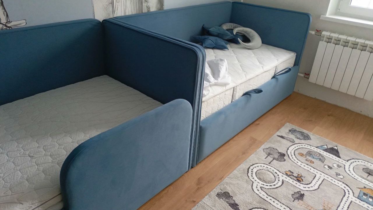 Две угловые кровати в интерьере. Модель Бруни kids в синем цвете и доп. бортиками