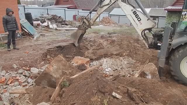 Пришлось устроиться на работу. День первый, демонтаж старого фундамента. Лучше бы я сидел дома)