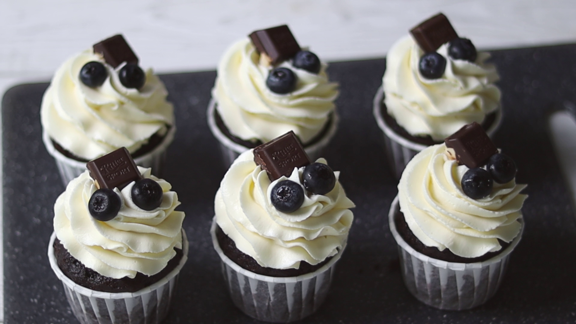 Капкейки "Сникерс" | Самые вкусные шоколадно-кофейные капкейки с карамелью и арахисом | KLARA CAKE