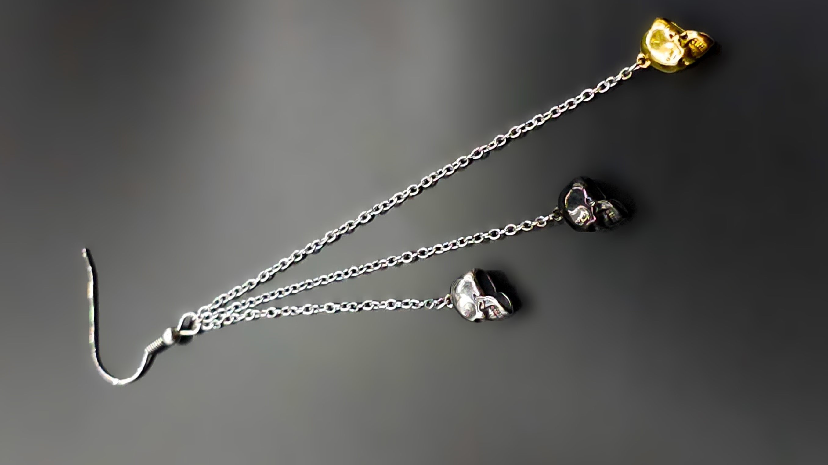 Дизайнерские готические серьги " Заступники" с подвеской на цепочках и тремя черепами