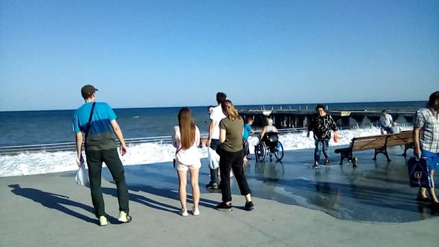 Алушта. 24.05.24. Мощная волна повалила скамейку с людьми.