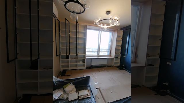 Шкаф вокруг окна