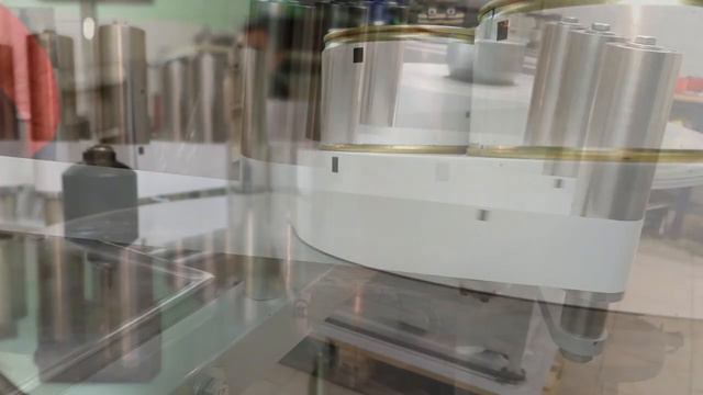 110/Наклеивание полипропиленовой этикетки на консервные жесть банки