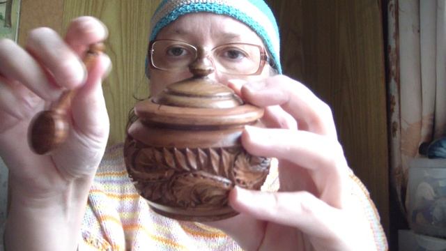 Коричневая солонка с разными листочками