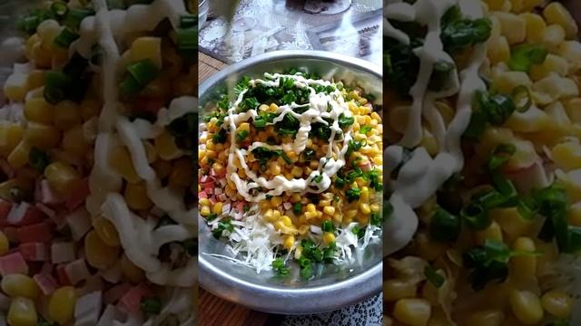 Овощной салат с кукурузой и крабовыми палочками.