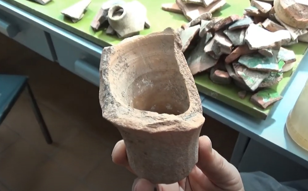 Ножка дигирного сосуда с раскопа по улице Московская, 39