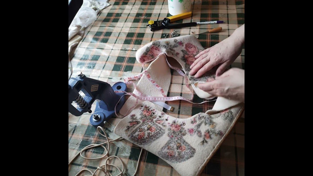 Вкратце рассказываю как я вставляю люверсы в валяные сапожки