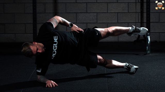 Удержание бедра в бок. планке