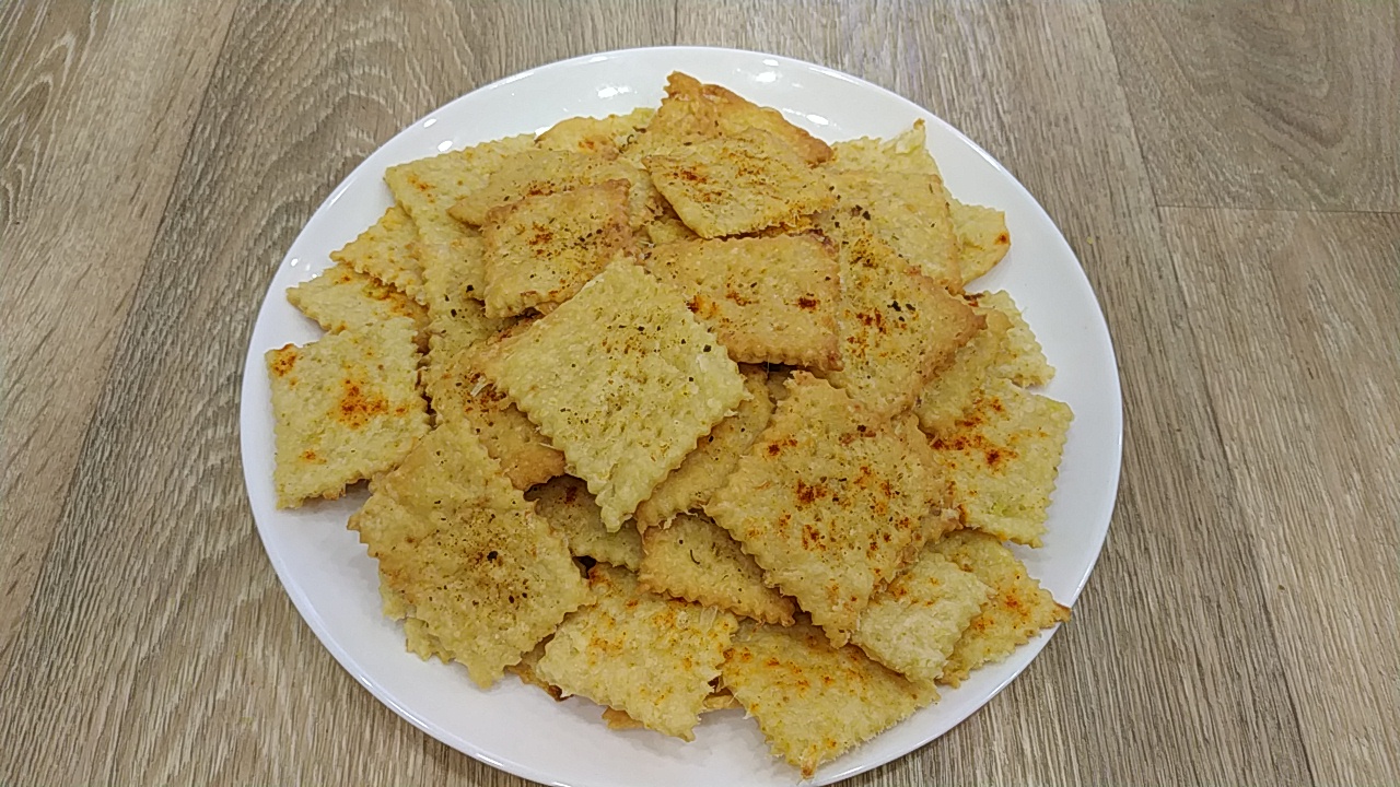 ЛУК И МУКА.Получились Хрустящие домашние крекеры с луком (из ничего за 12 минут) Луковые крекеры