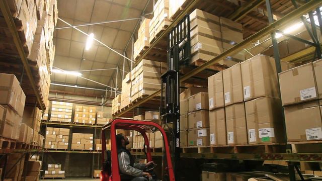 Компактные электропогрузчики Mariotti Mycros в работе на складе