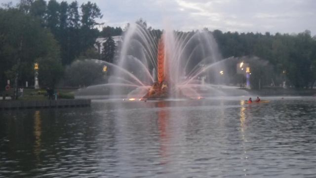 Так подсветка фонтана "Золотой колос"  меняет цвет.