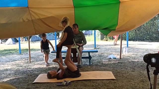 Света и Алена исполняют цирковой номер «Поддержка»