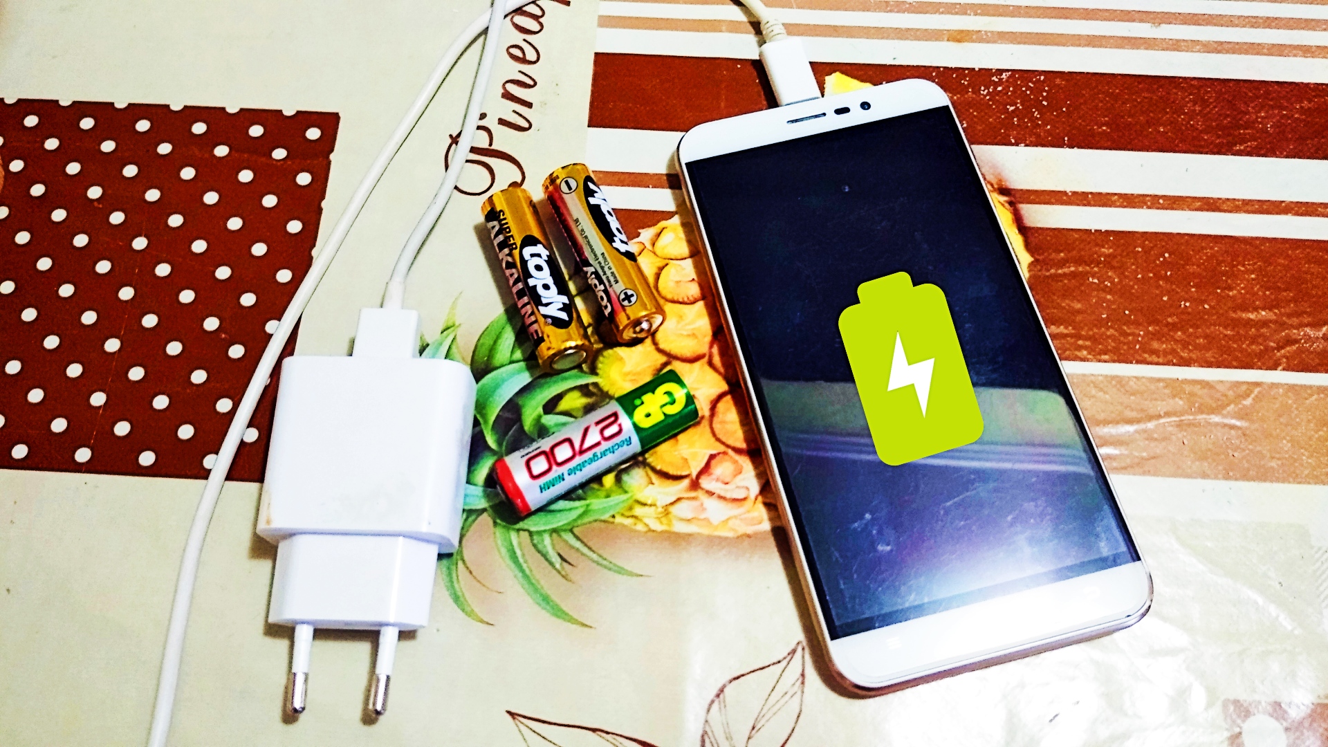 Проверка ЛАЙФХАКА с зарядкой ТЕЛЕФОНА ? от БАТАРЕЕК ? #shorts