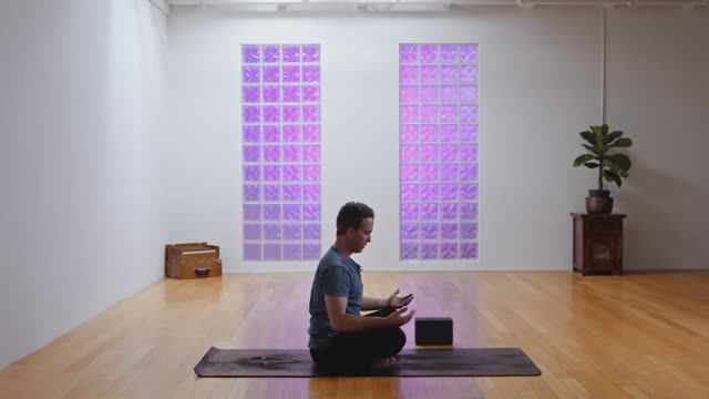 Инь-йога для снятия стресса и тревоги: 20-минутное погружение в мирную жизнь