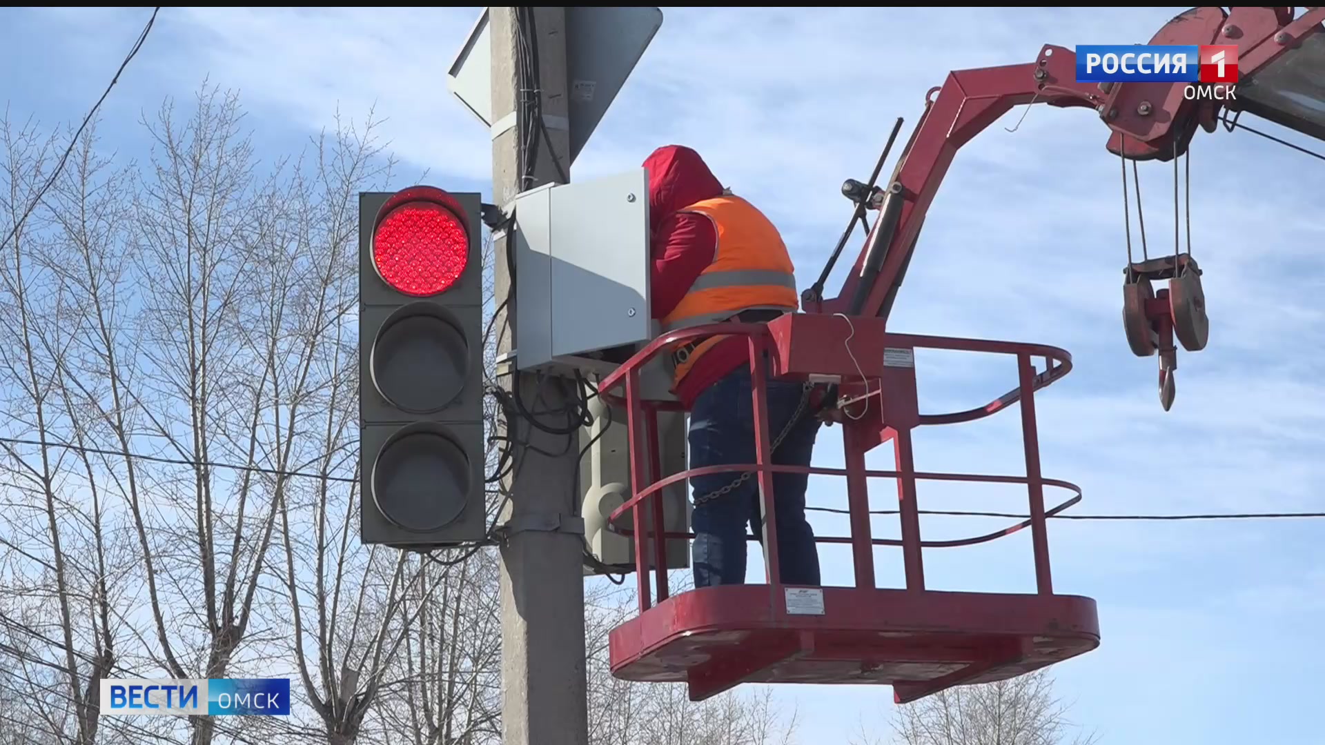 На одном из самых загруженных перекрестках Омска установили умный светофор