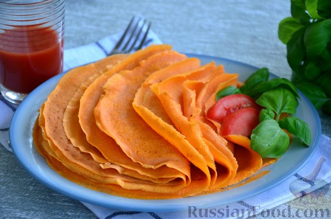 Яркое тесто с начинкой или без.
БЛИНЫ НА ТОМАТНОМ СОКЕ