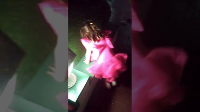 Анна танцует и кружится