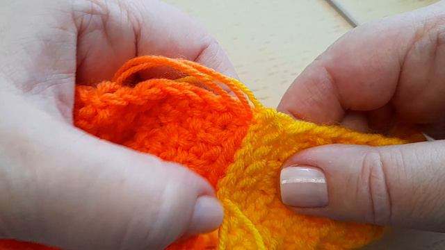 Как соединить части вязаного изделия при помощи крючка