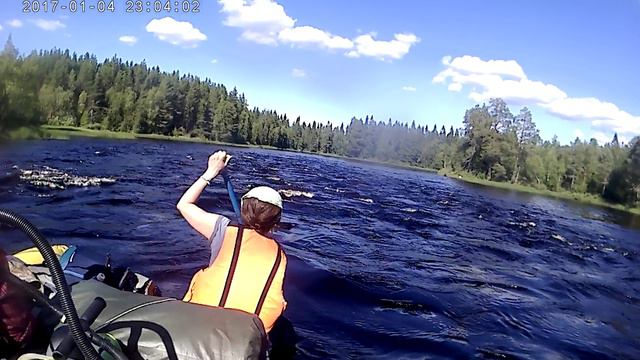Проход под ж/д мостом на реке Чирка (Карелия)